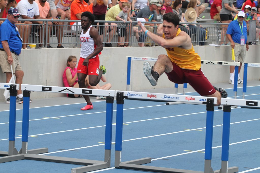 Hawks earn 4th-place finish in shuttle hurdle relay