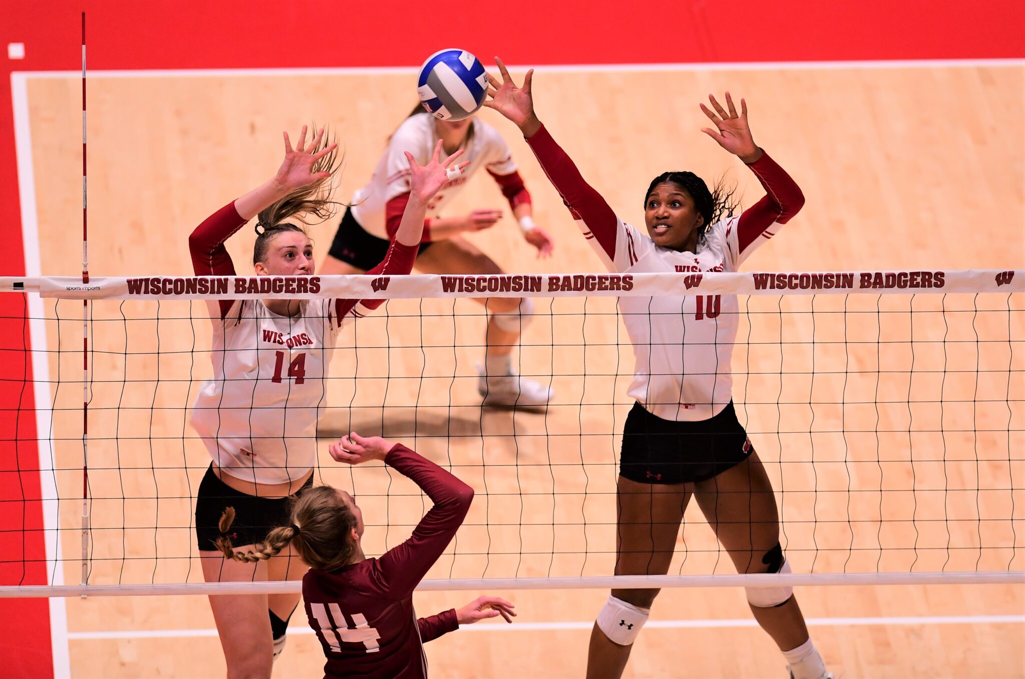 BOUND FOR COLUMBUS: Robinson helps Badgers reach 3rd straight Final 4