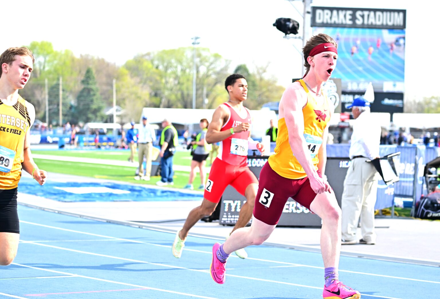 Ankeny junior Sickerson sets new Iowa indoor state record in 200-meter dash
