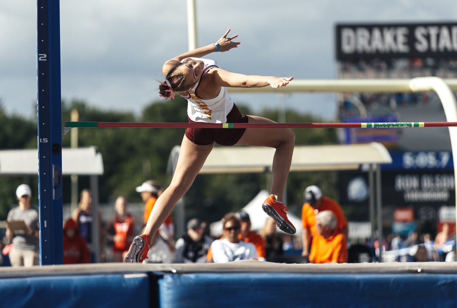 Hanfelt captures state title in high jump; Hawkettes take early lead in ...